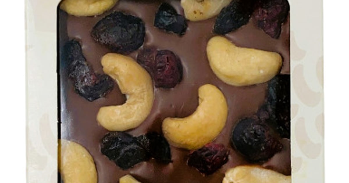 Paula Ana Ciocolata 44% cacao cu caju si merisoare